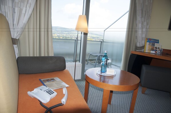 Quarto casal conforto, vista para o vale | Área de estar | TV de tela plana