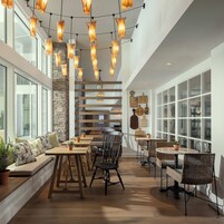 3 restaurantes: servem pequenos-almoços, almoços, jantares e brunches