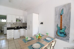Estúdio empresarial, 1 quarto (Studio with air-con ) | Cozinha privada | Geladeira, micro-ondas, cooktop, cafeteira/chaleira