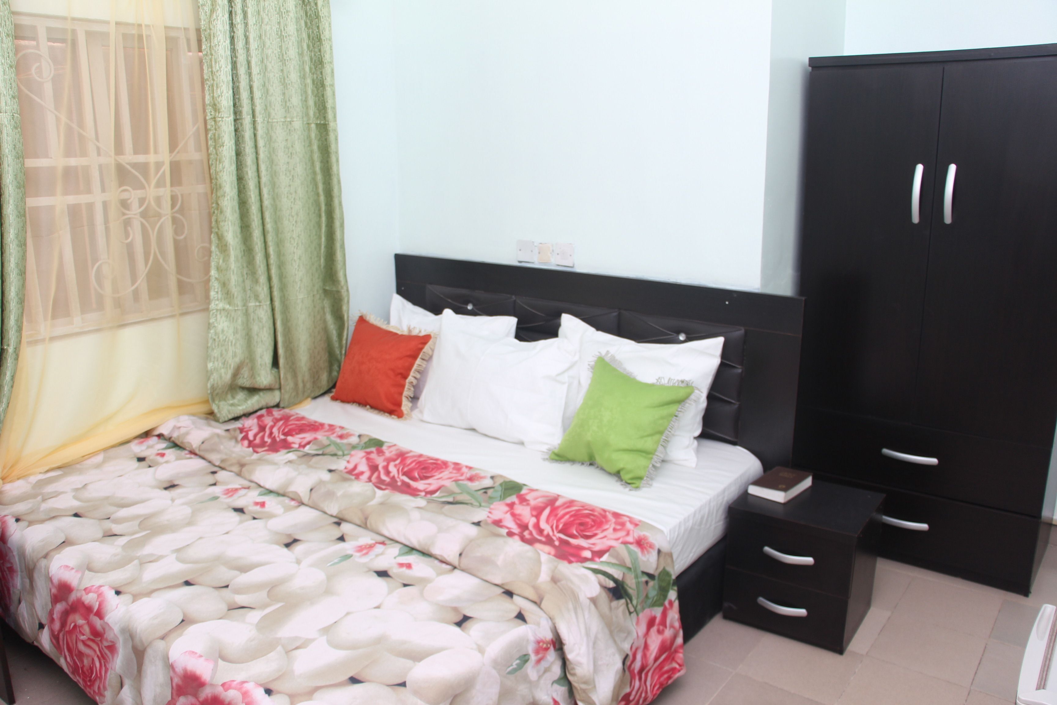 1 quarto, secretária 