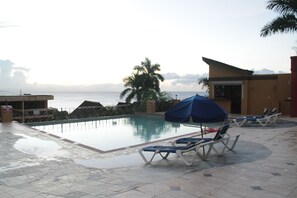 Piscina exterior, da(s) 08:00 à(s) 16:00, guarda-sóis, espreguiçadeiras 