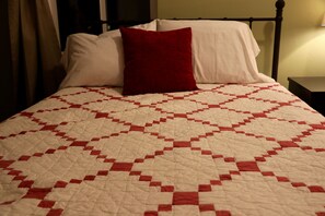 Quarto Quádruplo Comfort, 2 camas de casal, casa de banho partilhada | Roupa de alta qualidade, com decoração personalizada 