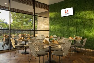 Café da manhã, almoço e jantar; culinária internacional 