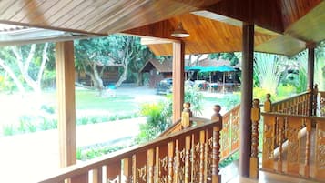 Superior Garden view with private back balcony | Casa de banho | Um polibã, toalhas fornecidas