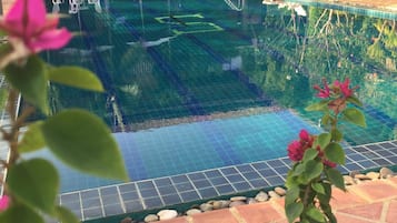 Piscina exterior, espreguiçadeiras