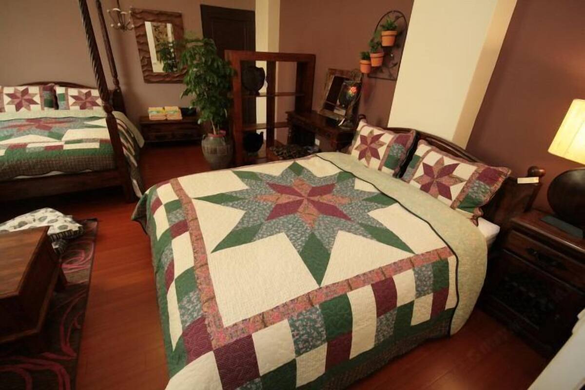 Escrivaninha, cortinas blackout, quartos à prova de som