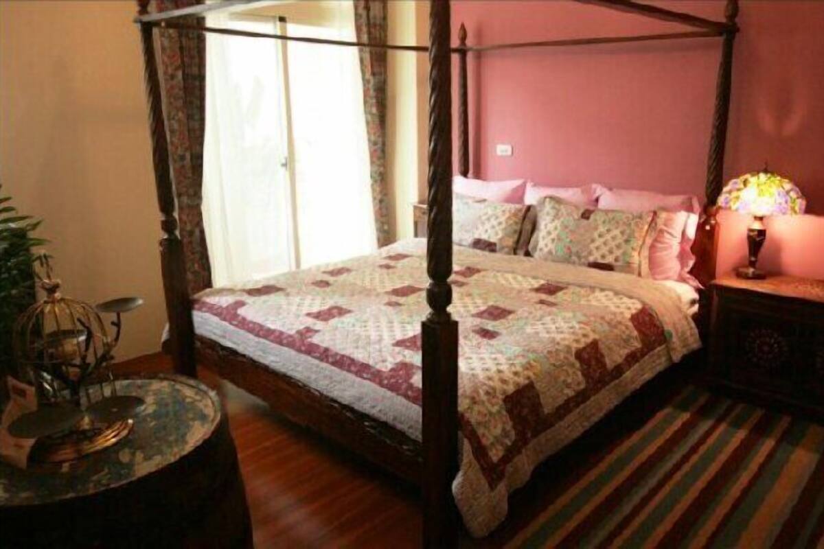 Escrivaninha, cortinas blackout, quartos à prova de som