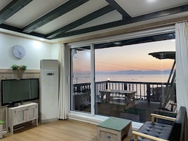 Apartamento superior, 1 quarto, vista para o mar | Sala de estar | TV de tela plana, pisos aquecidos