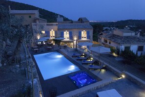 Piscina exterior, guarda-sóis, espreguiçadeiras