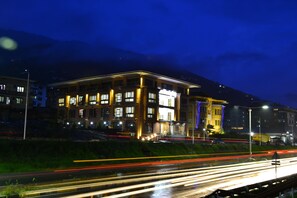 Fachada do alojamento (tarde/noite)