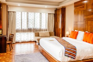 Quarto Duplo Superior | Roupa de alta qualidade, minibar, cofre no quarto, secretária