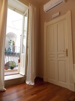 Quarto casal | Roupas de cama premium, cofres nos quartos, individualmente mobiliados