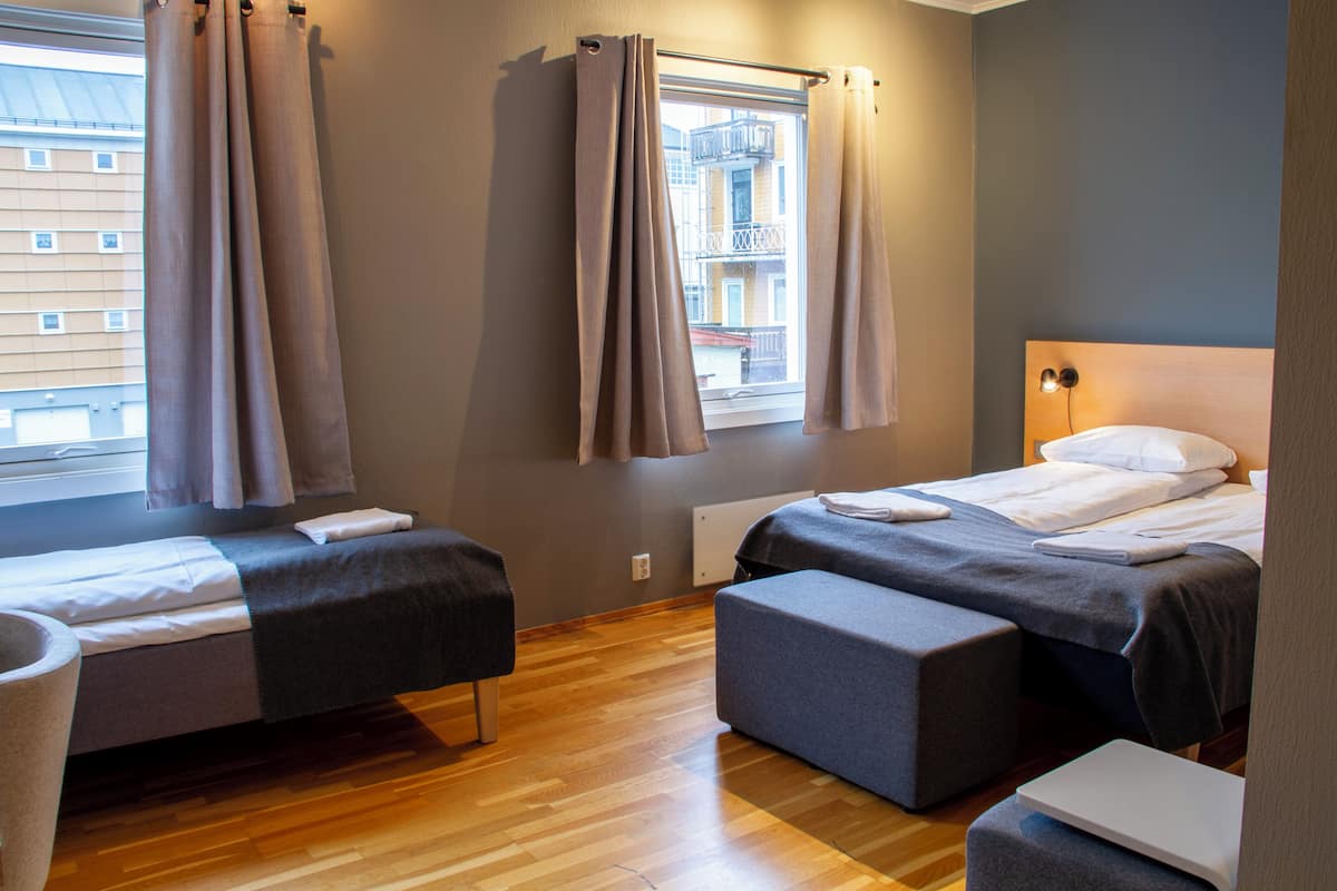 Quarto Triplo Básico | Roupa de alta qualidade, secretária, quartos insonorizados