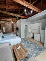 Casa na Árvore Deluxe | Minibar, cofre no quarto, secretária 