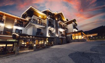 Fachada do alojamento (tarde/noite)