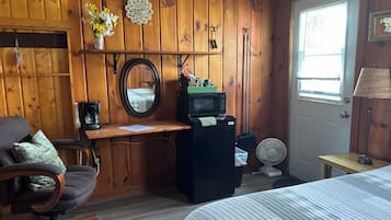 Cabana clássica, geladeira e micro-ondas (Cabin 5) | Individualmente decorados, individualmente mobiliados, escrivaninha
