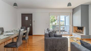 TV de tela plana, lareira, DVD player