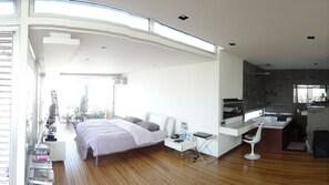 Dúplex Deluxe, 2 quartos, terraço, Vista para a cidade | Sala de estar | TV de ecrã plano 