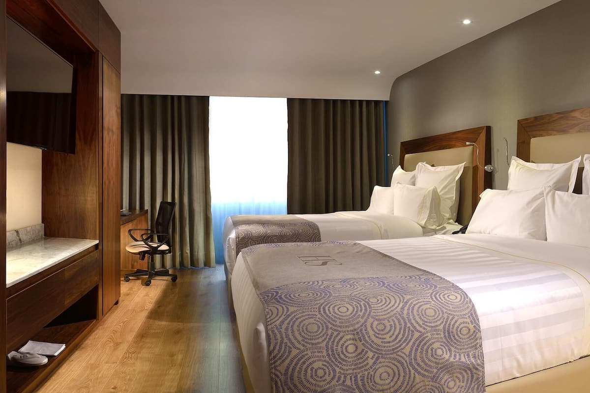 1 quarto, cofre no quarto, secretária