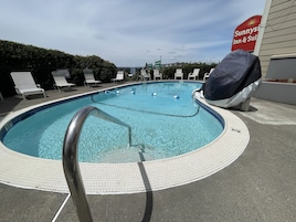 Piscina exterior sazonal, guarda-sóis, espreguiçadeiras