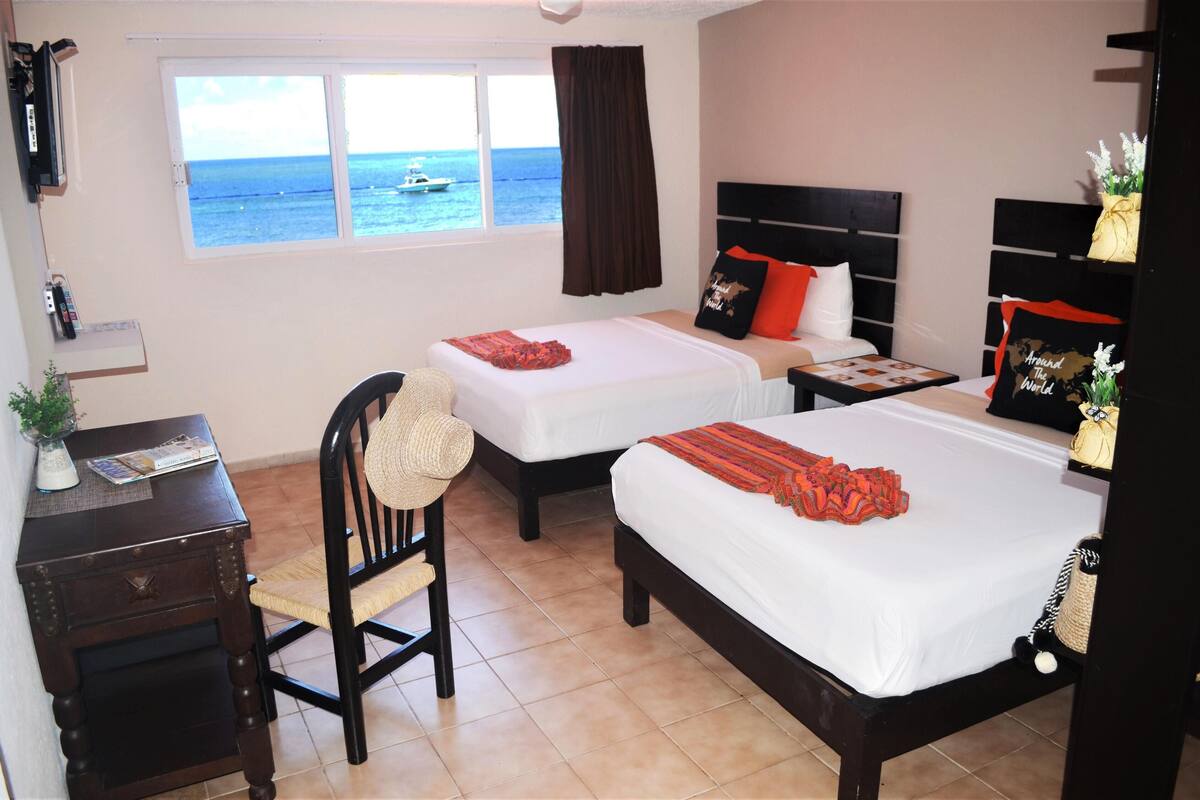 Cofre no quarto, secretária, roupa de cama fornecida