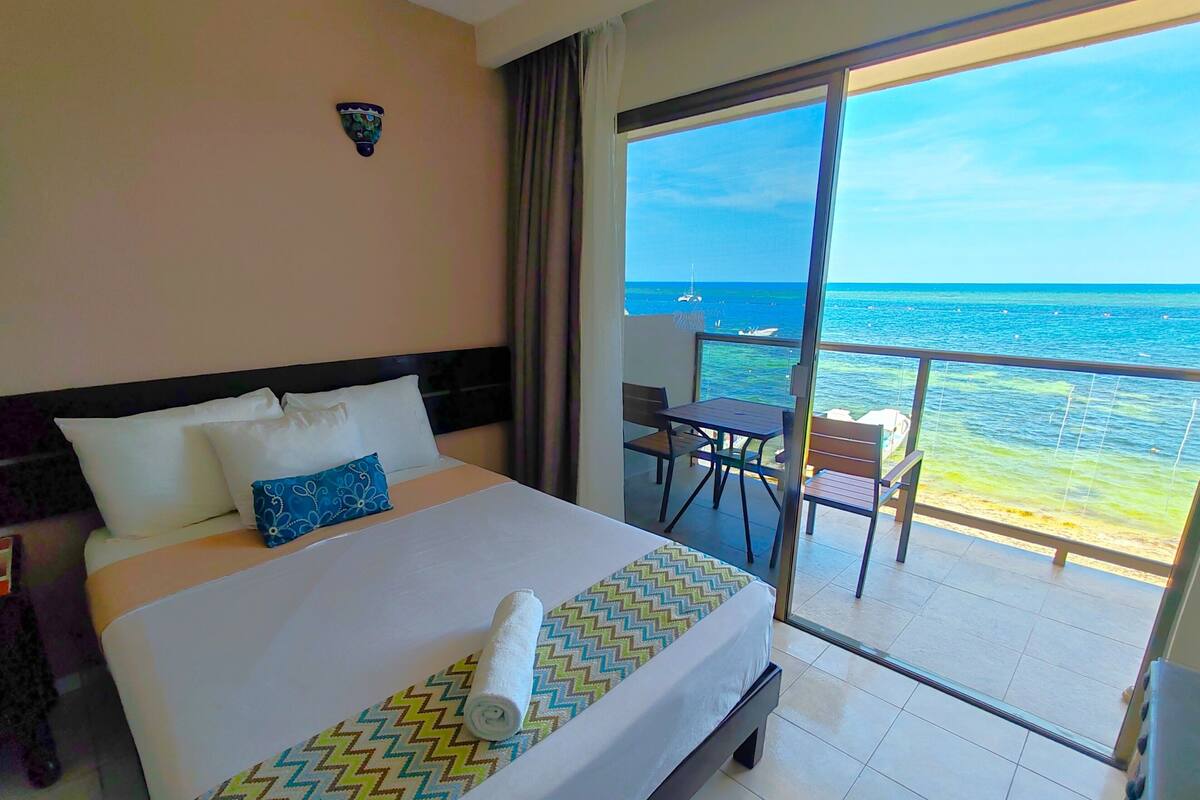 Habitación Deluxe, vista al mar | Cofre no quarto, secretária, roupa de cama fornecida