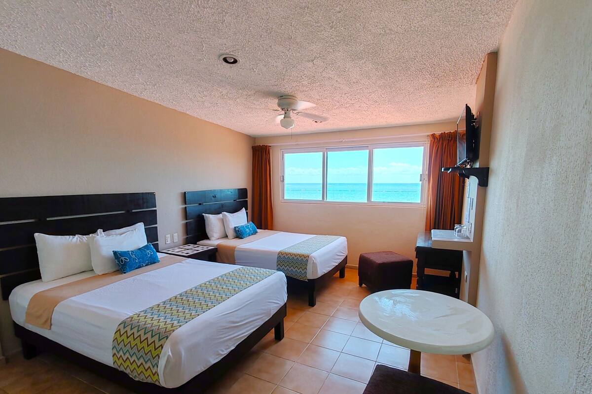 Habitación Superior, vista al Mar (No balcony) | Cofre no quarto, secretária, roupa de cama fornecida