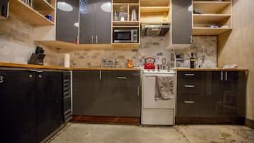 Dormitório Partilhado Básico | Cozinha privada | Um frigorífico (a pedido), um micro-ondas (a pedido)