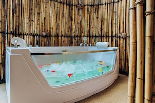 Deluxe Villa with Private Pool | Banheira de hidromassagem