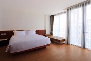 Quarto luxo | Roupas de cama antialérgicas, cofres nos quartos, escrivaninha