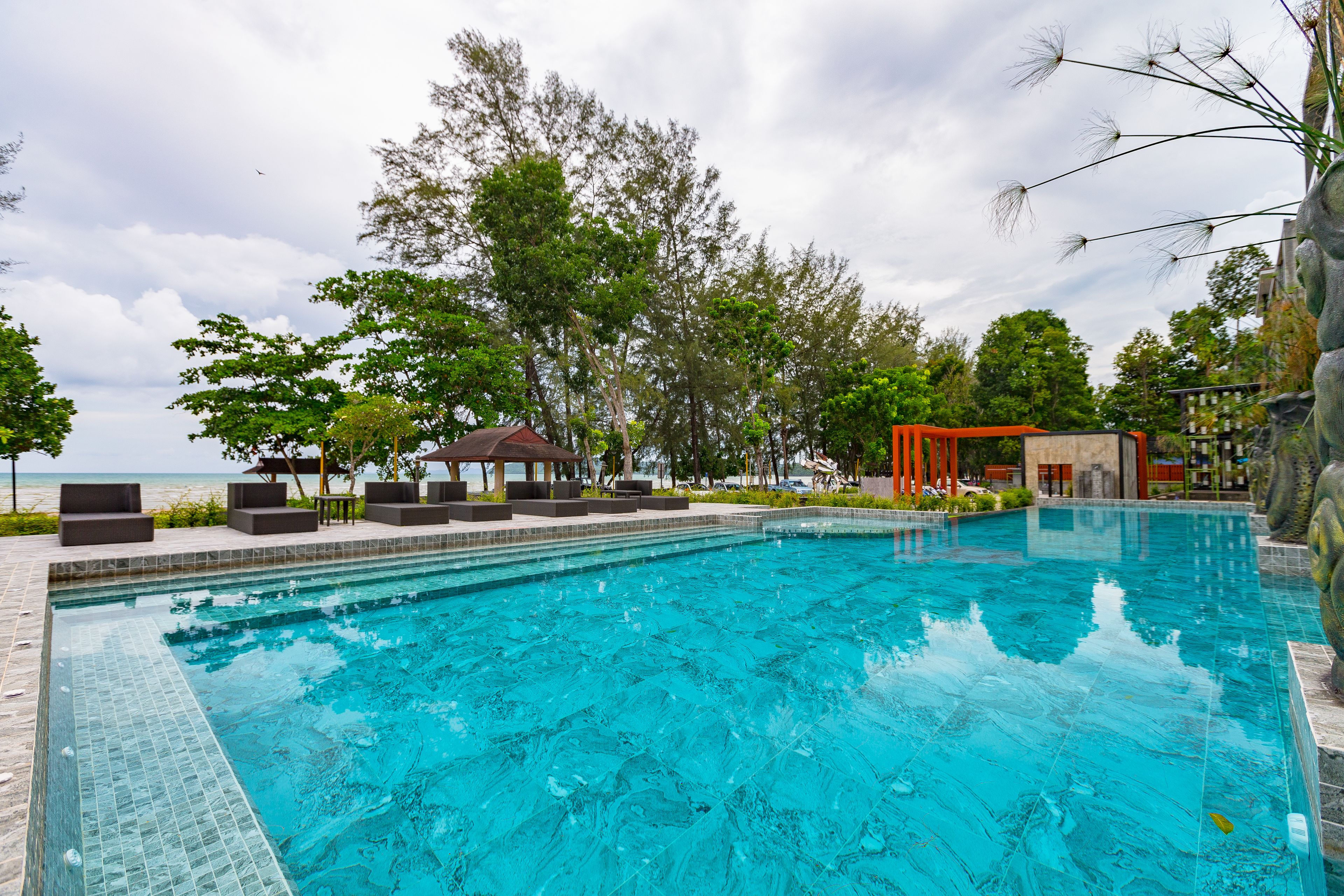 Deluxe Seaview Pool Access | Piscina | 2 piscinas externas, funciona das 7h às 22h, espreguiçadeiras