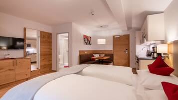 Estúdio Comfort, 1 quarto, vista para a montanha (cleaning fee 75 EUR) | Sala de estar | Televisor LCD de 32 polegadas com canais por cabo, televisor