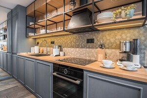 Apartamento Superior, 1 quarto, lareira (Castle View; 19) | Cozinha privada | Um frigorífico, um micro-ondas, um forno, uma placa de cozinha 