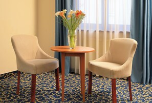 Suite Familiar | Minibar, cofre no quarto, secretária, quartos insonorizados 