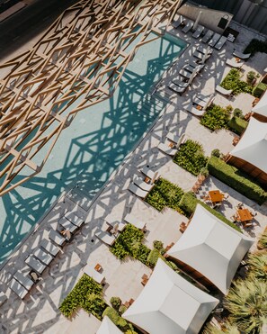 Piscina interna, piscina externa, espreguiçadeiras