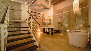 Suíte, 1 cama King (Penthouse) | Banheiro | Produtos de toalete grátis, secador de cabelo, roupões de banho