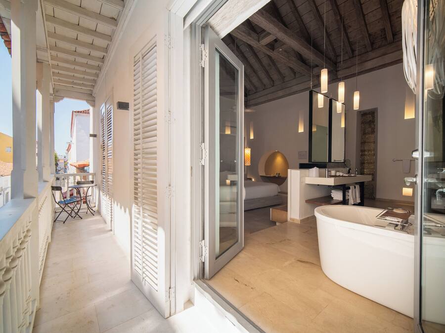 Suíte, 1 quarto | Área de estar | TV de tela plana, dock para iPod