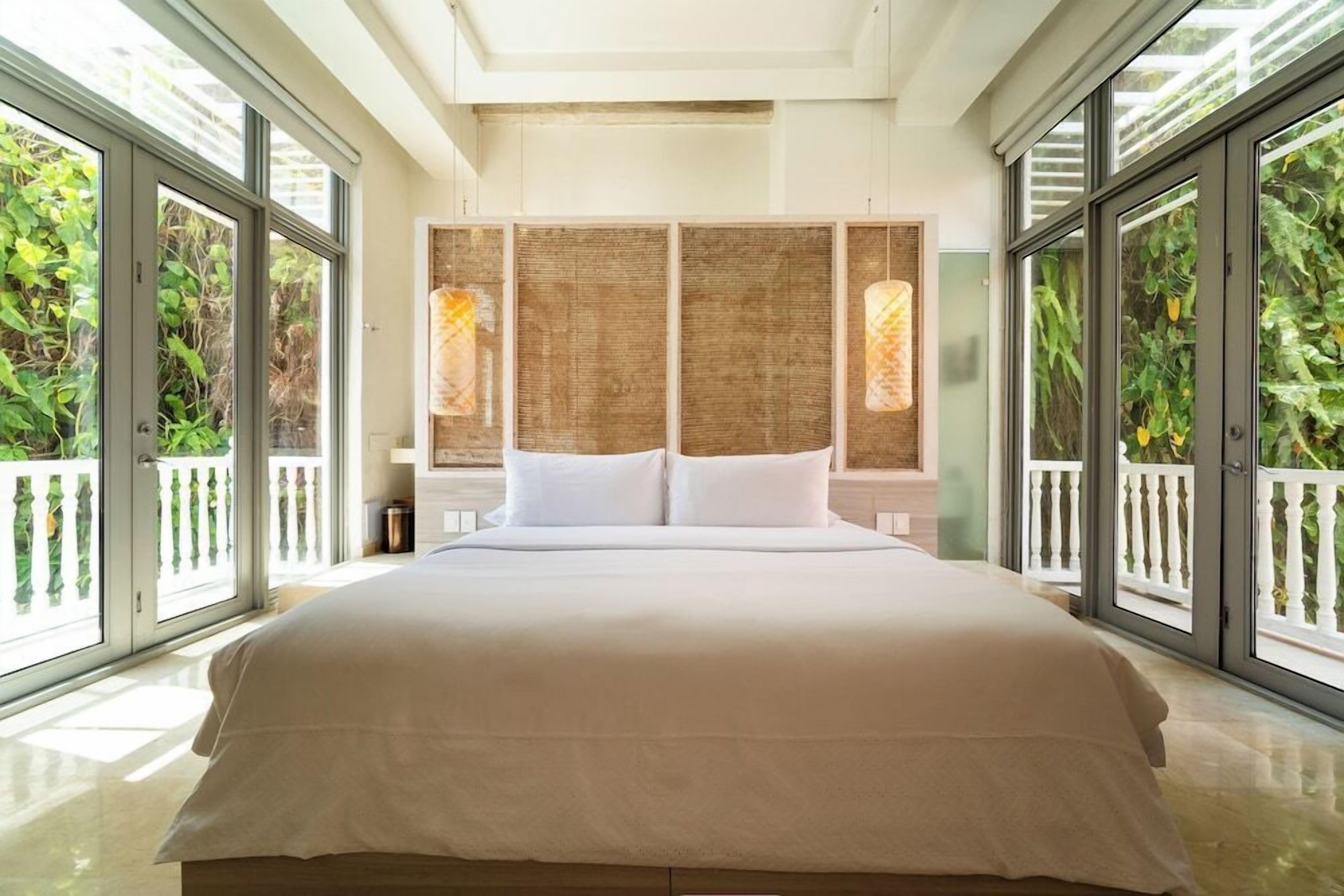 Roupas de cama premium, camas com colchões pillow-top, frigobar