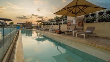 Piscina externa, funciona das 8h às 19h, barracas de cortesia