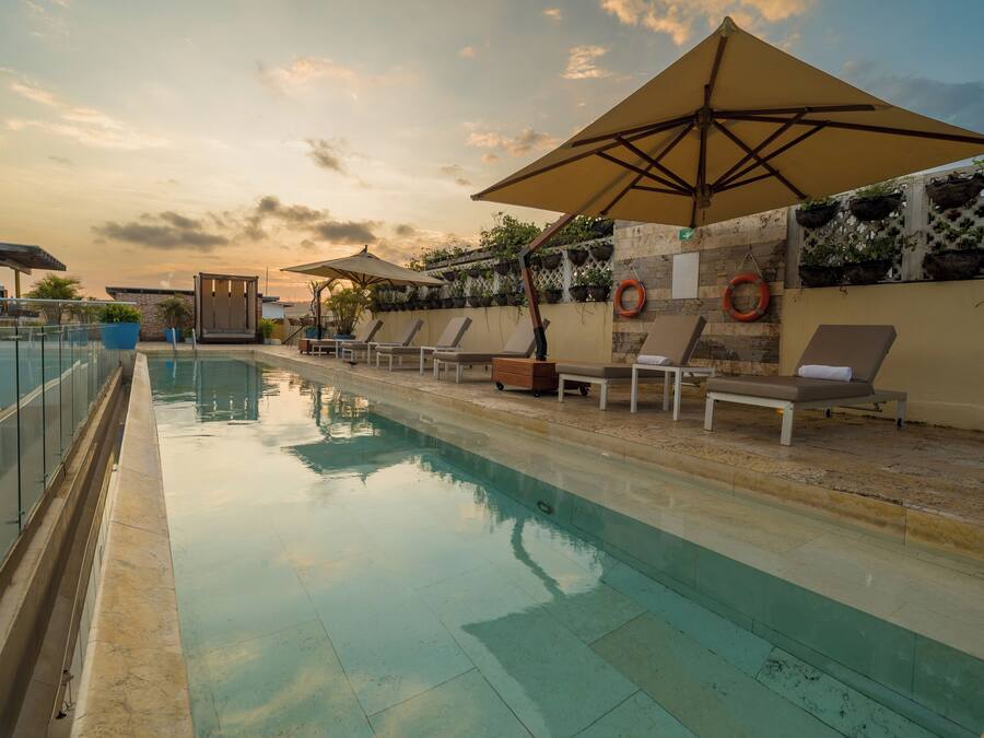 Piscina exterior, da(s) 8:00 à(s) 19:00, toldos gratuitos, guarda-sóis