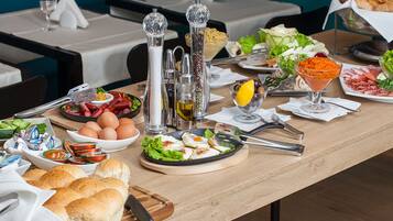 Pequeno-almoço tipo buffet diário (15 EUR por pessoa)