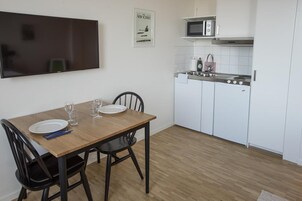 Estúdio Familiar (Large) | Cozinha privada | Uma cafeteira/bule, um frigorífico, um micro-ondas 