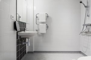 Chuveiro, produtos de toalete grátis, secador de cabelo