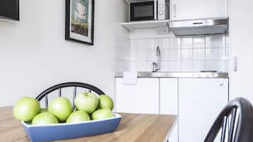 Um frigorífico, um micro-ondas, uma placa de cozinha