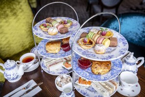 Pequenos-almoços, almoços, jantares servidos, cozinha britânica 