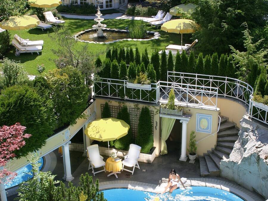 Piscina interior, piscina exterior, guarda-sóis, espreguiçadeiras