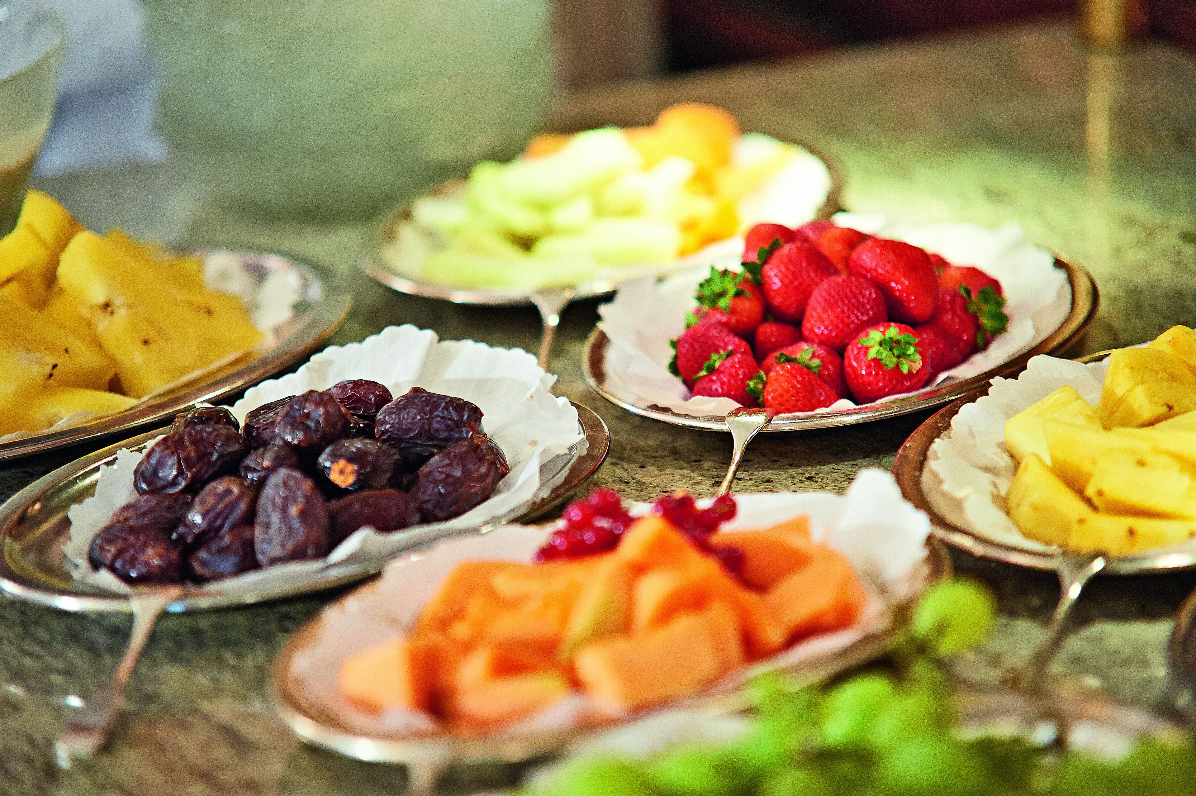 Diversas frutas dispostas em pratos.