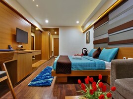 Frigobar, cofres nos quartos, escrivaninha, cortinas blackout