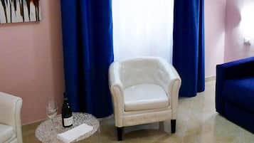 Estúdio, 1 quarto | Sala de estar | TV de ecrã plano