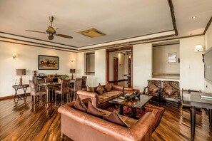 Casa de campo com design assinado | Área de estar | TV de tela plana 42 polegadas com canais via satélite